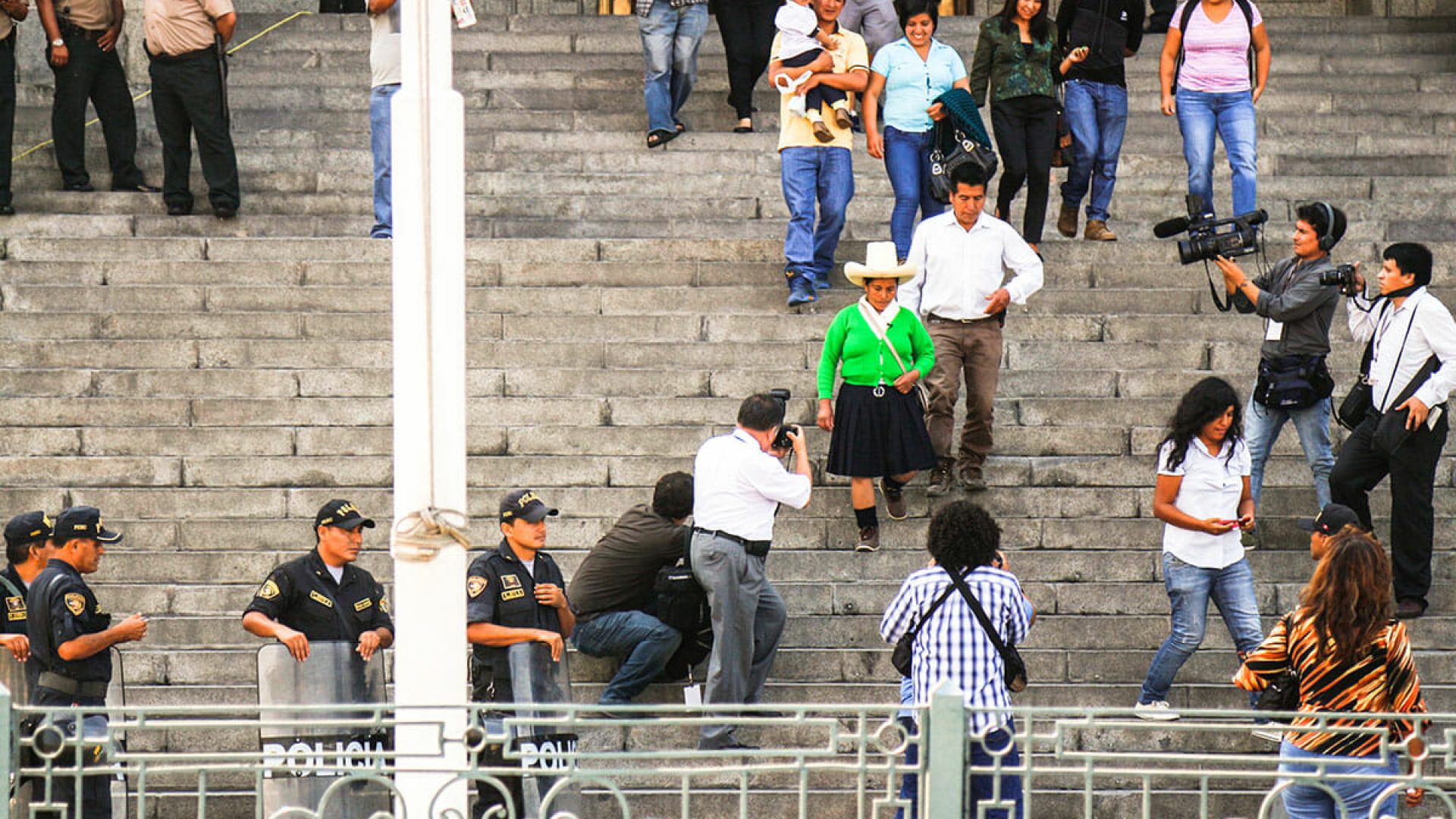 Mina de orogigante sigue hostigando a campesinos peruanos, familia le ...